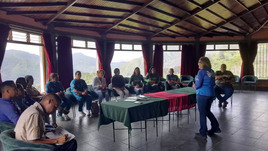 Capacitan a guías turísticos para la Expo Flor y Café Caripe 2025 ...